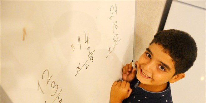 8 Yaşındaki Ezel Ali Matematik Olimpiyatında Dünya İkincisi - Memurlar.Net